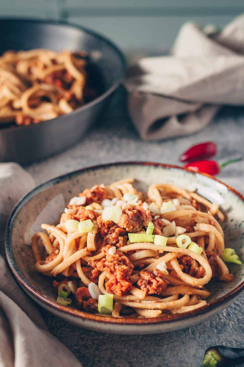 Vegane Dan Dan Nudeln mit würzigem Hack & Chili